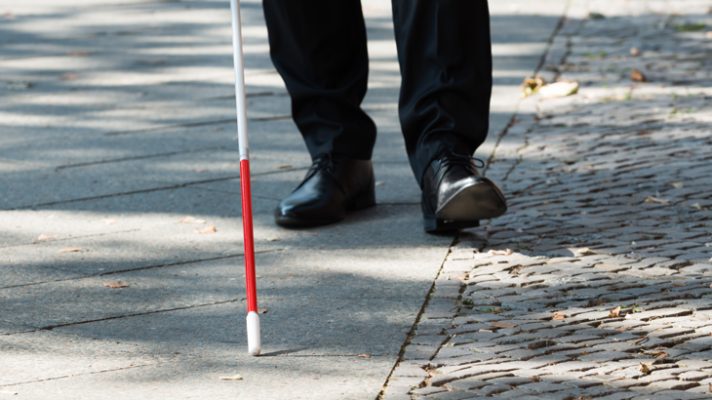 Veja as principais dificuldades dos deficientes visuais no dia a dia e ...
