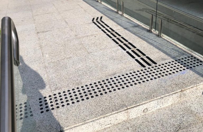 Conheça os parâmetros da norma para piso podotátil